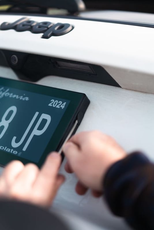 How do I replace the battery in a Wired RPLATE Pro?